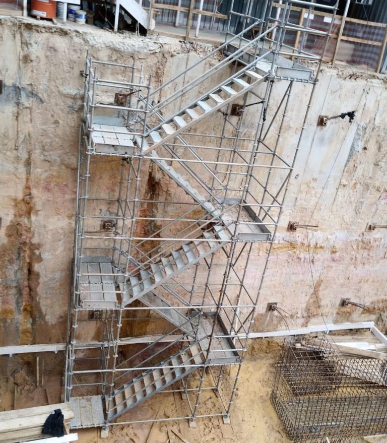 Andaime Multidirecional é utilizado como escada de acesso em obra de ...