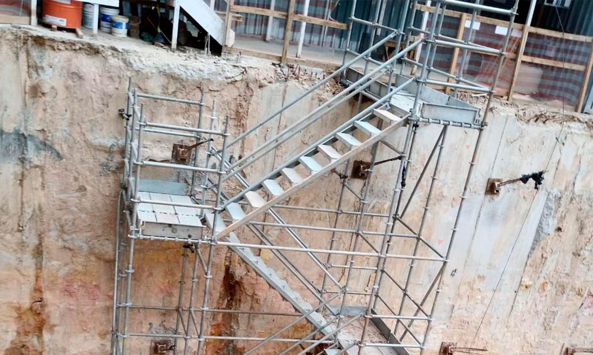 Andaime Multidirecional é utilizado como escada de acesso em obra de ...