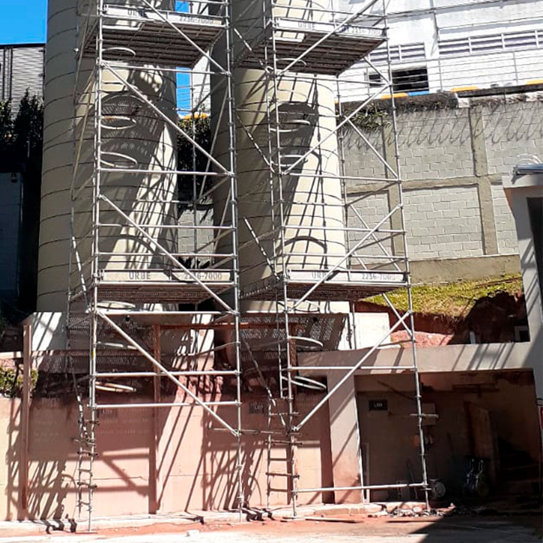 Escada montada com Andaime Multidirecional em manutenção de caixa d ...