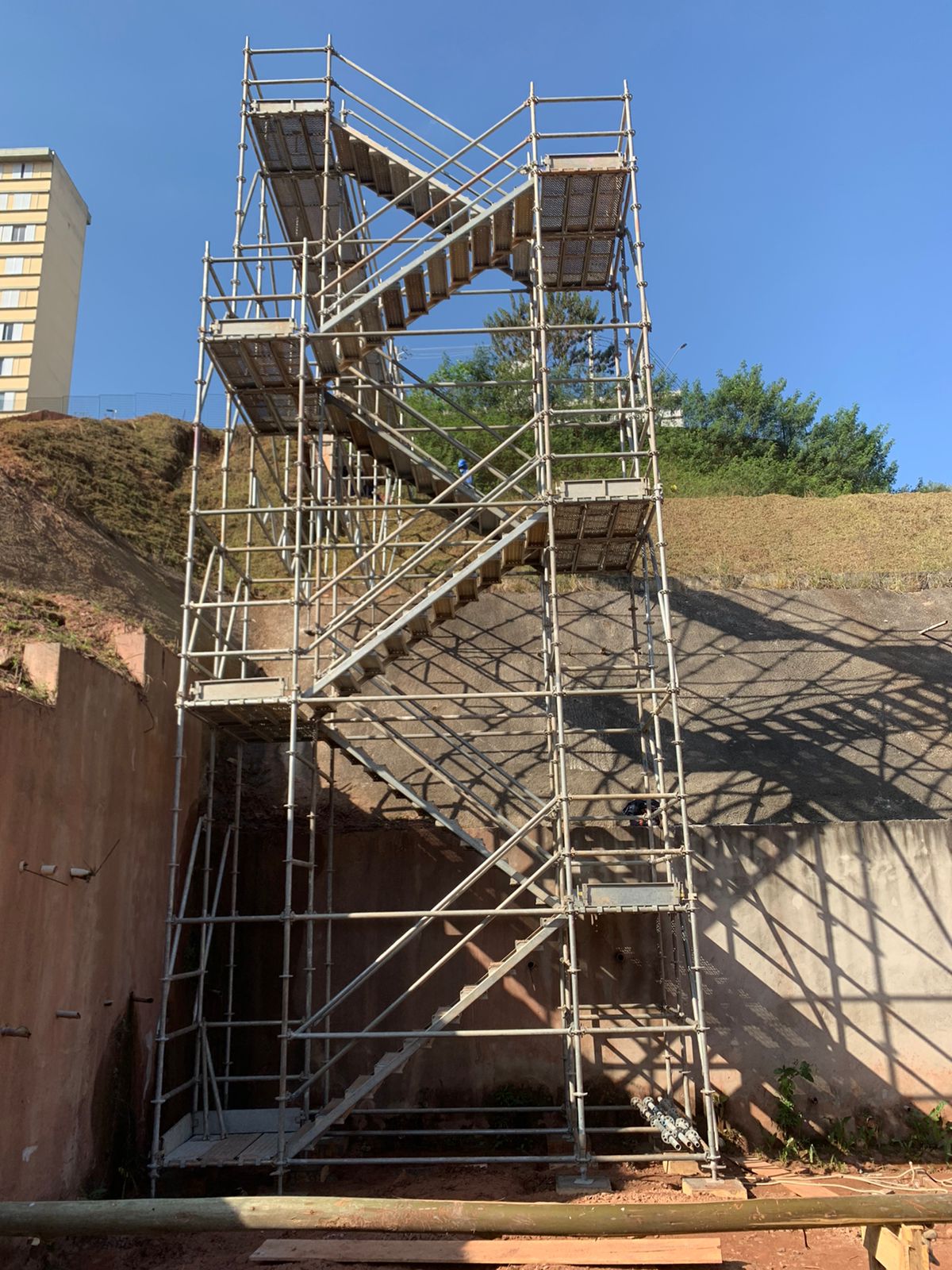 Andaime Multidirecional com Escada de Acesso Urbe utilizado em obra da ...