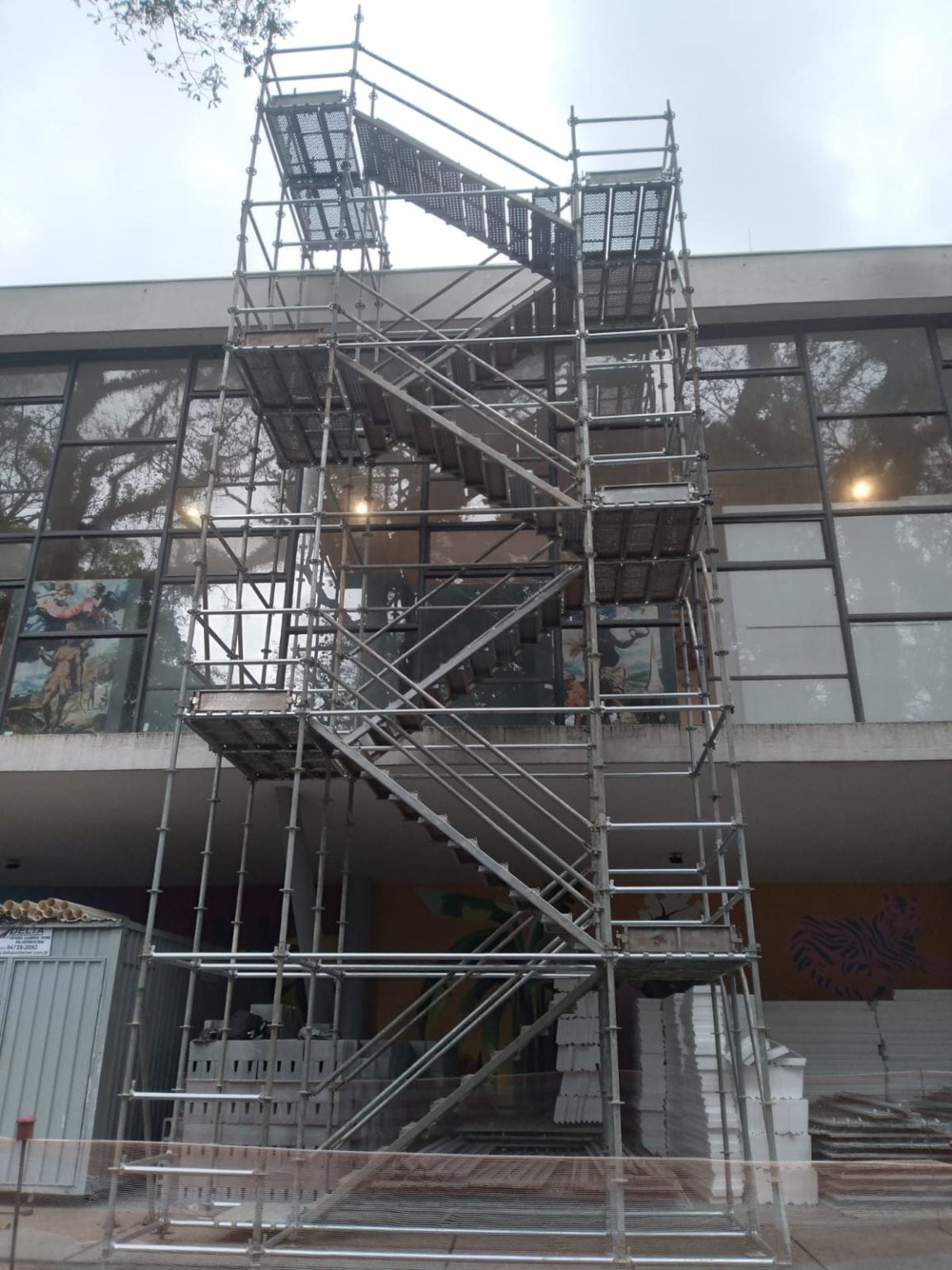 Escada de Acesso utilizando Andaime Multidirecional Urbe - Andaimes Urbe