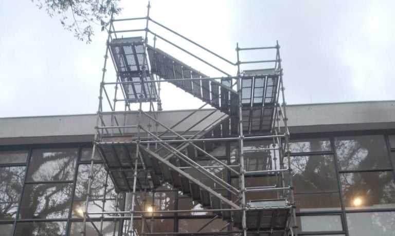 Escada de Acesso utilizando Andaime Multidirecional Urbe - Andaimes Urbe