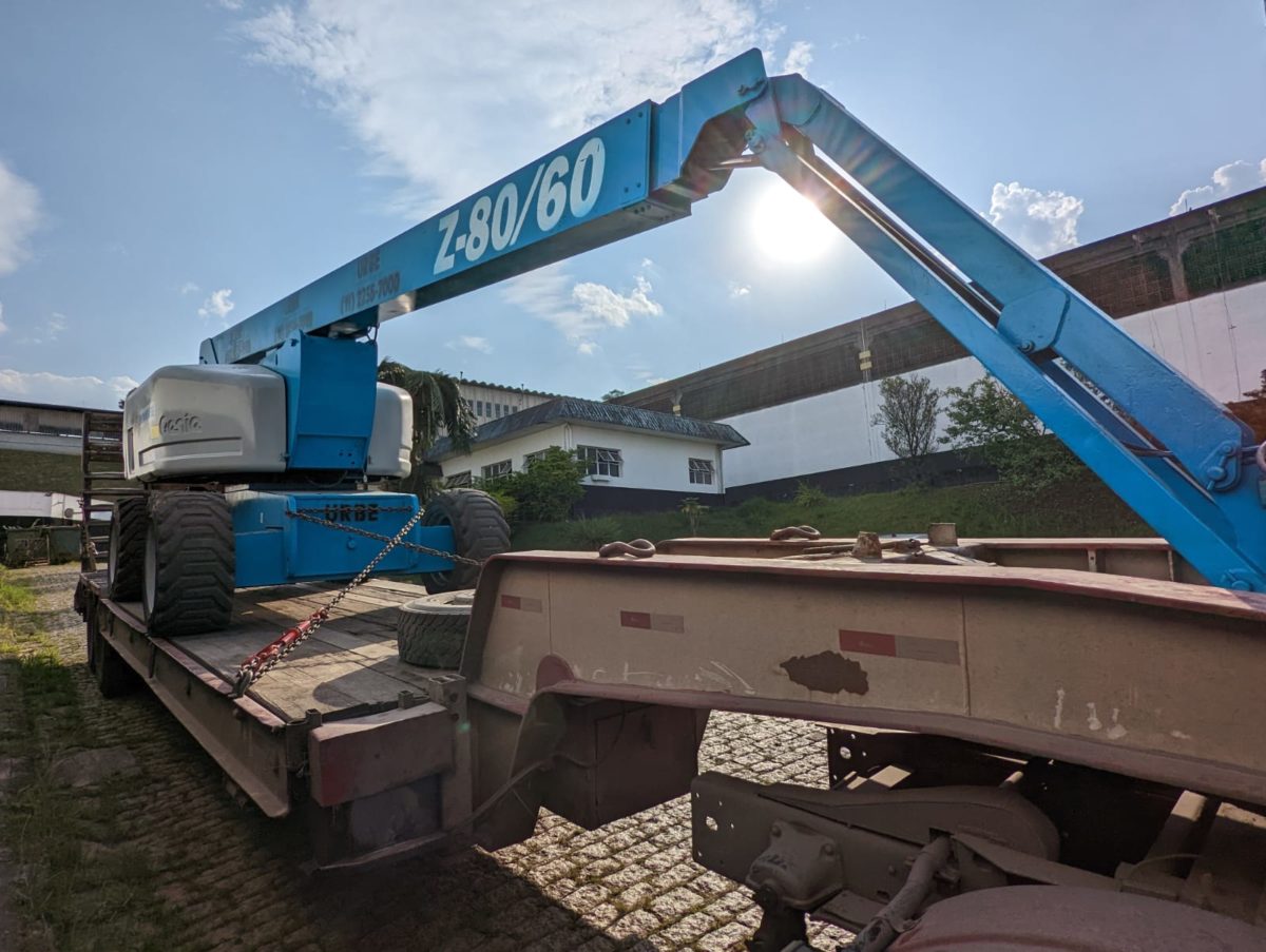 Plataforma Elevatória Móvel de Trabalho a caminho do cliente para ...