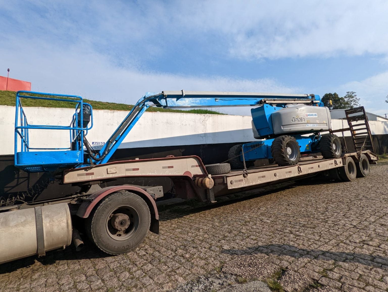 Plataforma Elevatória Móvel de Trabalho a caminho do cliente para ...