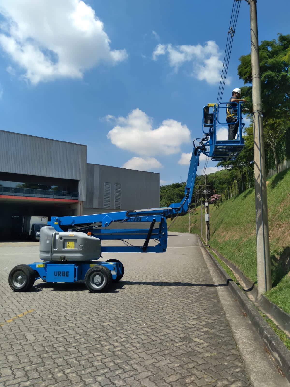 Locação de Plataforma Elevatória Móvel é a solução para troca de ...