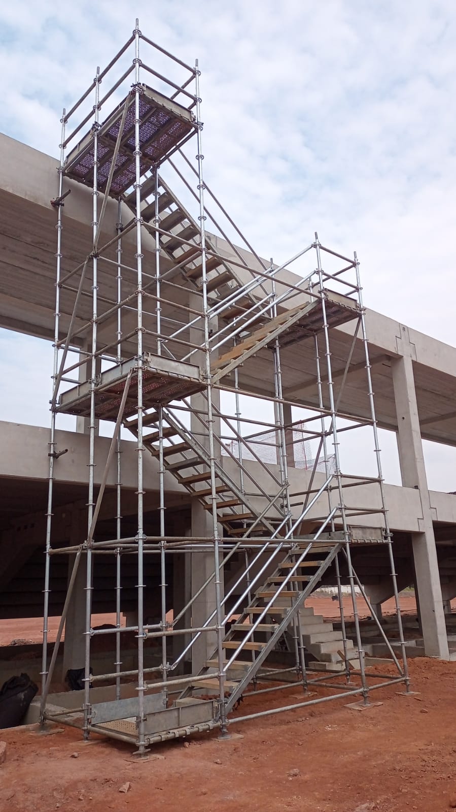 Locação de escada de acesso com o Andaime Multidirecional Urbe em obra ...
