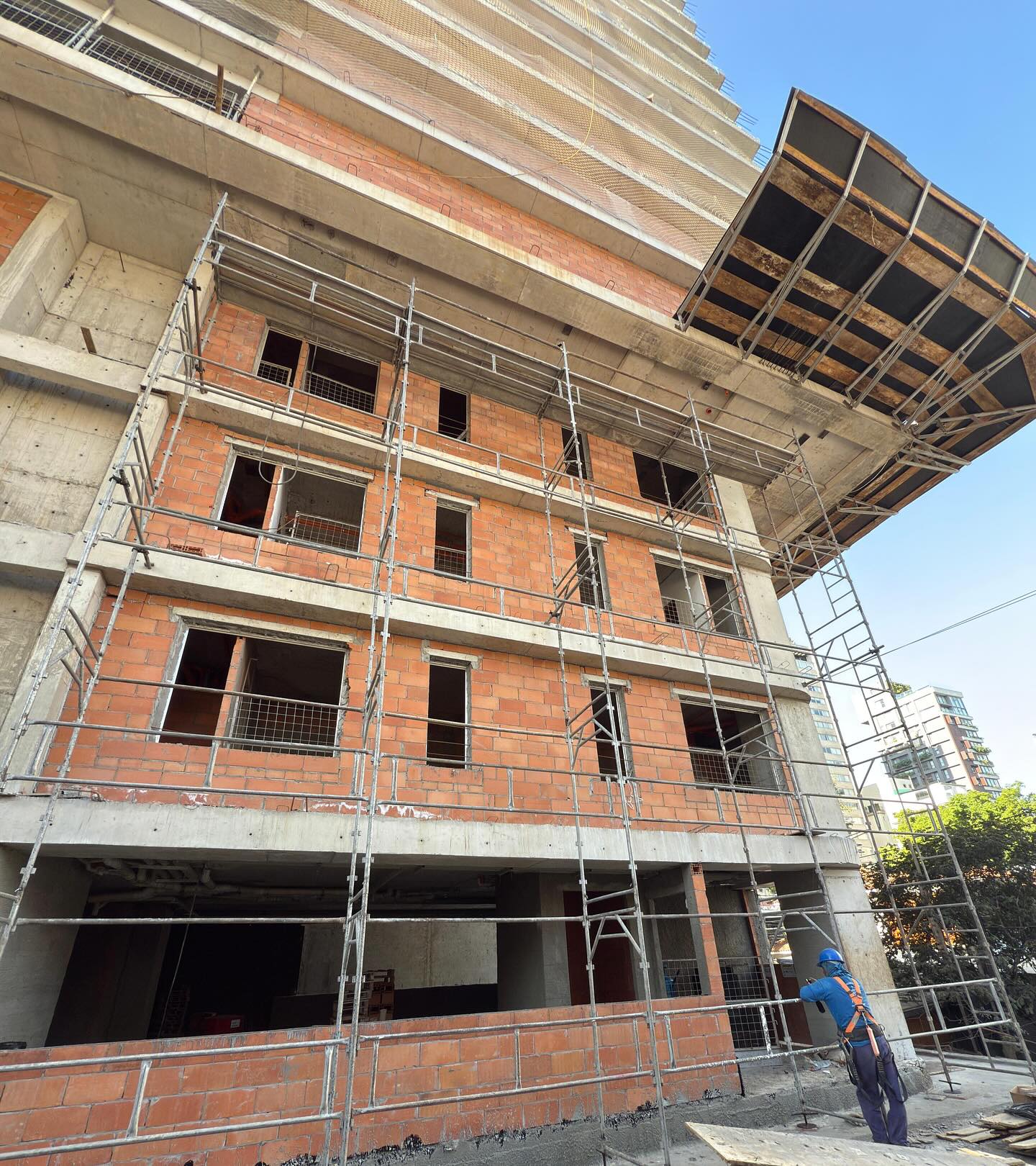 Obra com Andaime Fachadeiro Urbe - Andaimes Urbe