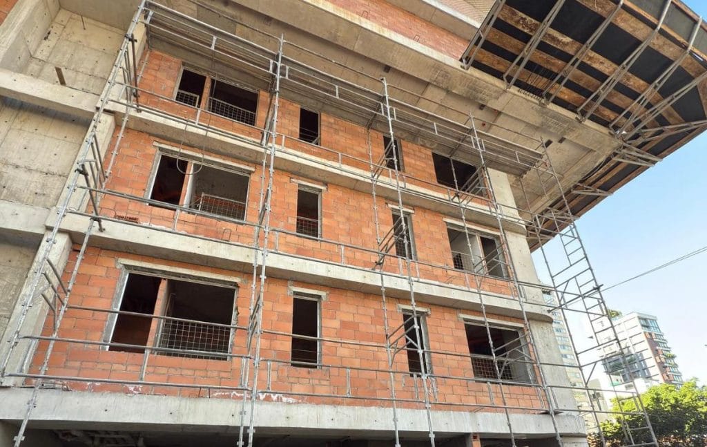 Obra com Andaime Fachadeiro Urbe - Andaimes Urbe
